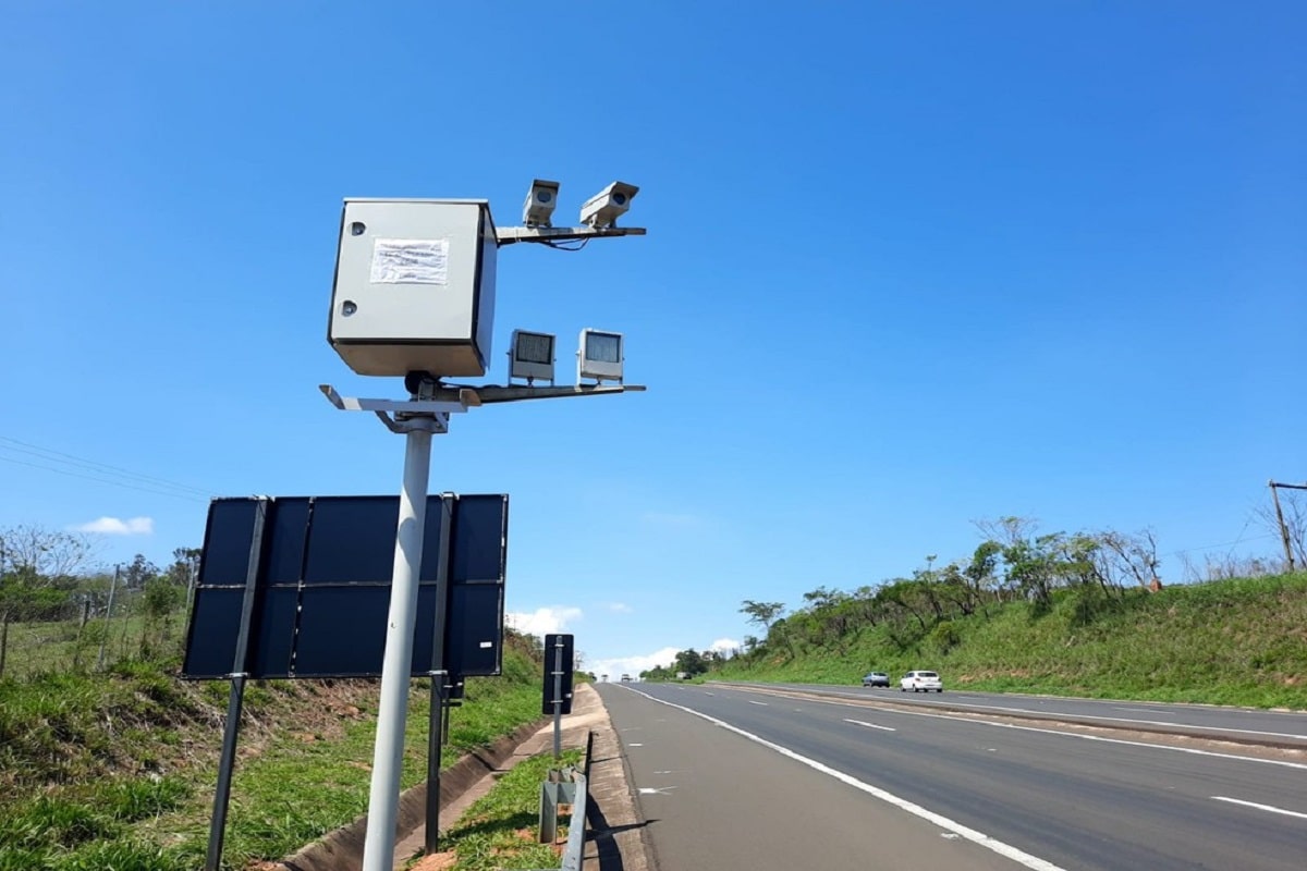 Novo radar de velocidade é instalado na Rodovia Thales de Lorena ...