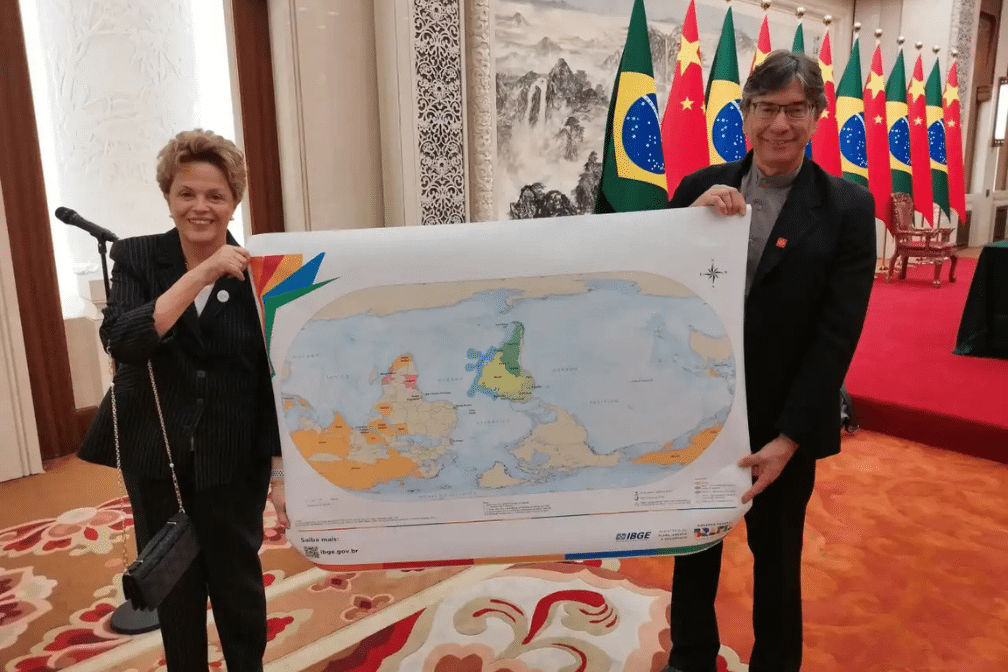 Mapa invertido? Com apresentação de Dilma, IBGE coloca Brasil no centro ...