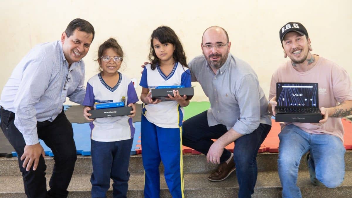 Prefeito Netto Donato entrega Tablets para alunos da Emeb Janete Lia ...