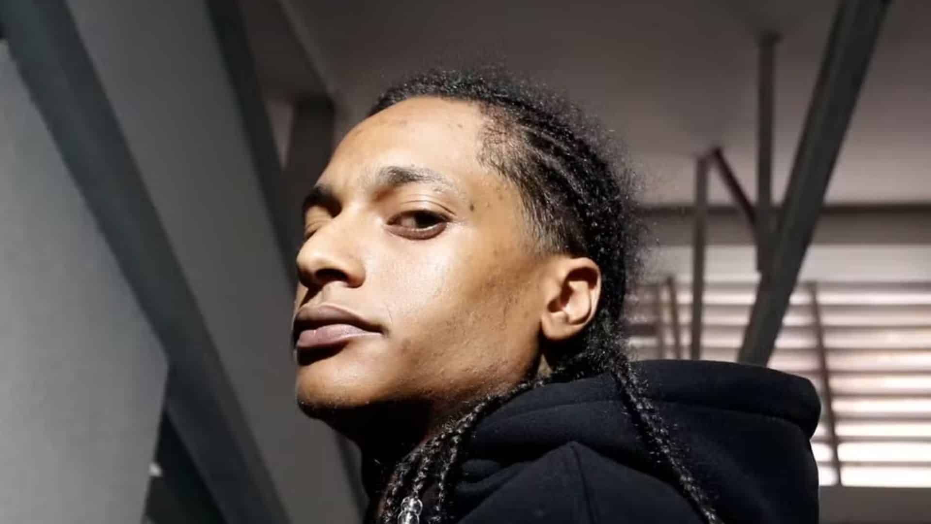 Rapper Oruam se entrega à polícia do RJ após ser indiciado por seis ...