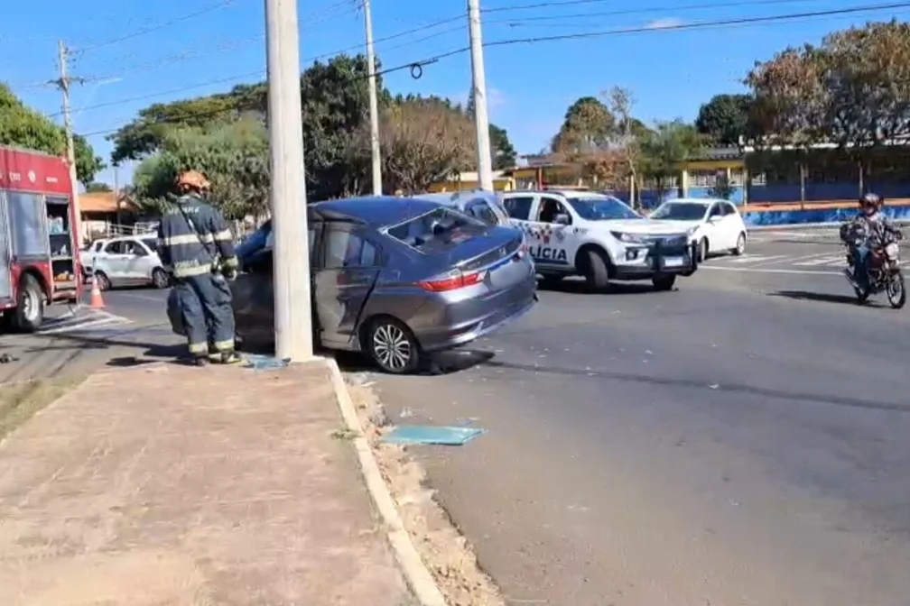 Acidente em rotatória de São Carlos deixa mulher presa entre ferragens - São Carlos no Toque